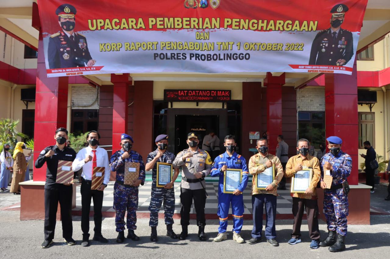 Kapolres Probolinggo Pimpin Upacara Kenaikan Pangkat dan Berikan Penghargaan ke Anggota Polri ...